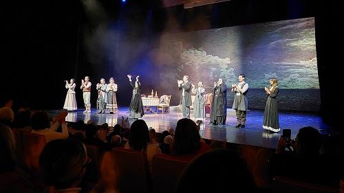 Την παράσταση, «Το μυστικό της κοντέσσας Βαλαίρενας», παρακολούθησαν ...